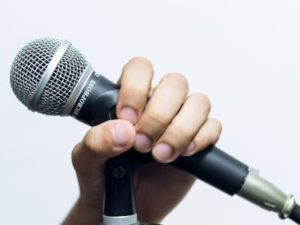 grip・grab・grasp・seize・catchの違い！英語で掴むの使い分け